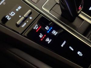 Melns Porsche Cayenne 2019 Marijampole, ar dzinēja tilpumu 3.00 L un nobraukumu 95 tūkst. km par 39999 €, foto 15 vietnē AUTOMOTO.COM.LV