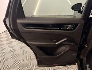 Melns Porsche Cayenne 2019 Marijampole, ar dzinēja tilpumu 3.00 L un nobraukumu 95 tūkst. km par 39999 €, foto 23 vietnē AUTOMOTO.COM.LV