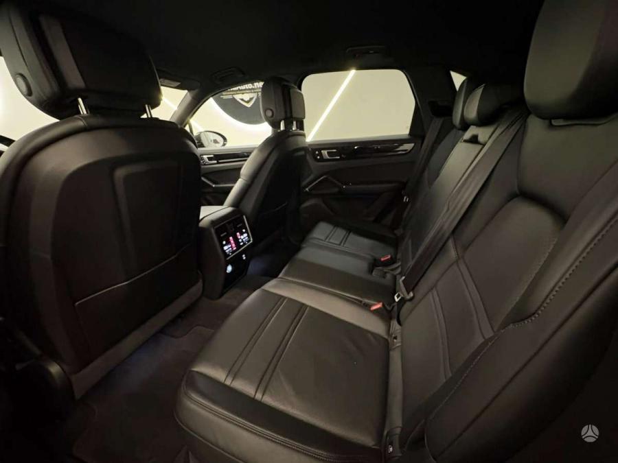 Melns Porsche Cayenne 2019 Marijampole, ar dzinēja tilpumu 3.00 L un nobraukumu 95 tūkst. km par 39999 €, foto 28 vietnē AUTOMOTO.COM.LV