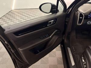 Melns Porsche Cayenne 2019 Marijampole, ar dzinēja tilpumu 3.00 L un nobraukumu 95 tūkst. km par 39999 €, foto 30 vietnē AUTOMOTO.COM.LV