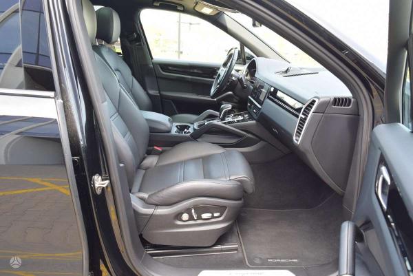 Black Porsche Cayenne 2019 in Vilnius, with an engine capacity of 3.00 L and mileage of 98 thousand km for 34900 €, photo 10 on AUTOMOTO.COM.LV