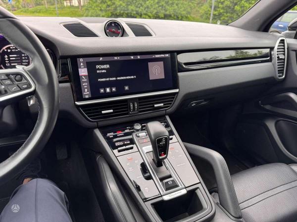 Black Porsche Cayenne 2019 in Kaunas, with an engine capacity of 3.00 L and mileage of 107 thousand km for 42500 €, photo 8 on AUTOMOTO.COM.LV