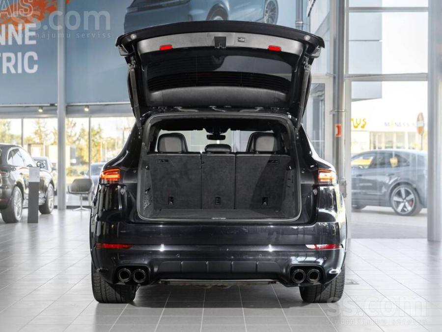 Black Porsche Cayenne 2019 in Riga, with an engine capacity of 4.00 L and mileage of 117 thousand km for 52500 €, photo 15 on AUTOMOTO.COM.LV