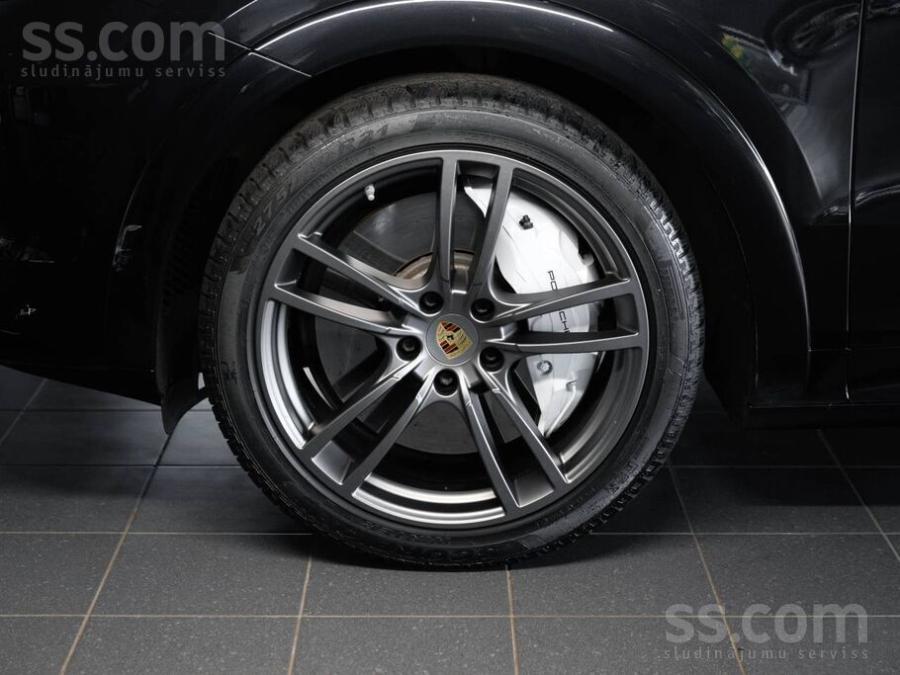 Black Porsche Cayenne 2019 in Riga, with an engine capacity of 4.00 L and mileage of 117 thousand km for 52500 €, photo 16 on AUTOMOTO.COM.LV