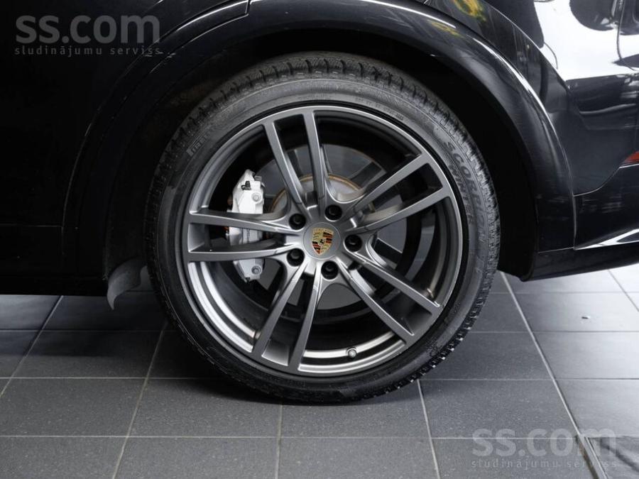Black Porsche Cayenne 2019 in Riga, with an engine capacity of 4.00 L and mileage of 117 thousand km for 52500 €, photo 19 on AUTOMOTO.COM.LV