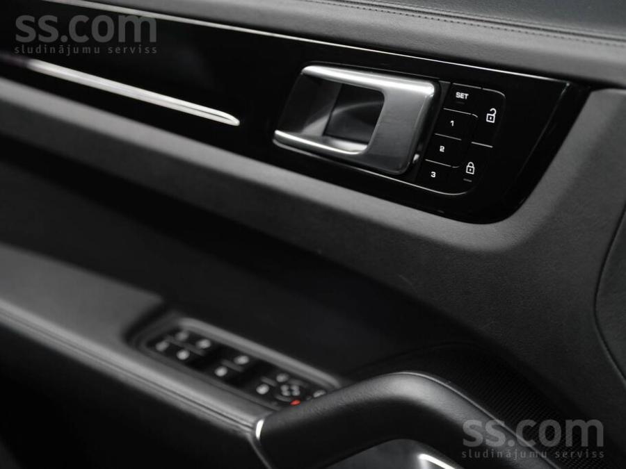 Black Porsche Cayenne 2019 in Riga, with an engine capacity of 4.00 L and mileage of 117 thousand km for 52500 €, photo 35 on AUTOMOTO.COM.LV