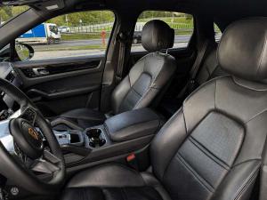 Black Porsche Cayenne 2019 in Vilnius, with an engine capacity of 3.00 L and mileage of 88 thousand km for 44000 €, photo 10 on AUTOMOTO.COM.LV