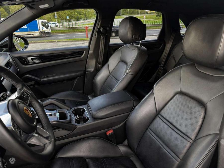 Black Porsche Cayenne 2019 in Vilnius, with an engine capacity of 3.00 L and mileage of 88 thousand km for 44000 €, photo 10 on AUTOMOTO.COM.LV