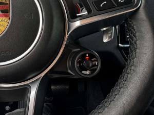 Black Porsche Cayenne 2019 in Vilnius, with an engine capacity of 3.00 L and mileage of 88 thousand km for 44000 €, photo 11 on AUTOMOTO.COM.LV