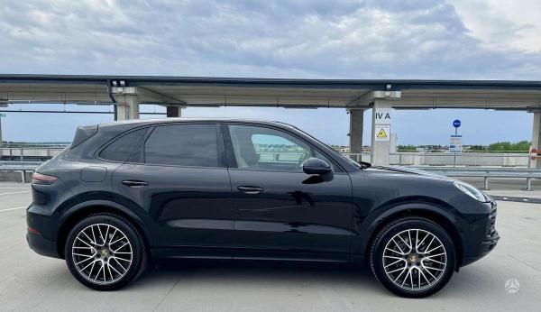 Black Porsche Cayenne 2019 in Vilnius, with an engine capacity of 3.00 L and mileage of 138 thousand km for 32700 €, photo 3 on AUTOMOTO.COM.LV