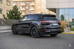 Черный Порше Каен 2019 в Вильнюс, объемом двигателя 4.00 л и пробегом 200 тыс. км за 43000 €, фото 5 на AUTOMOTO.COM.LV