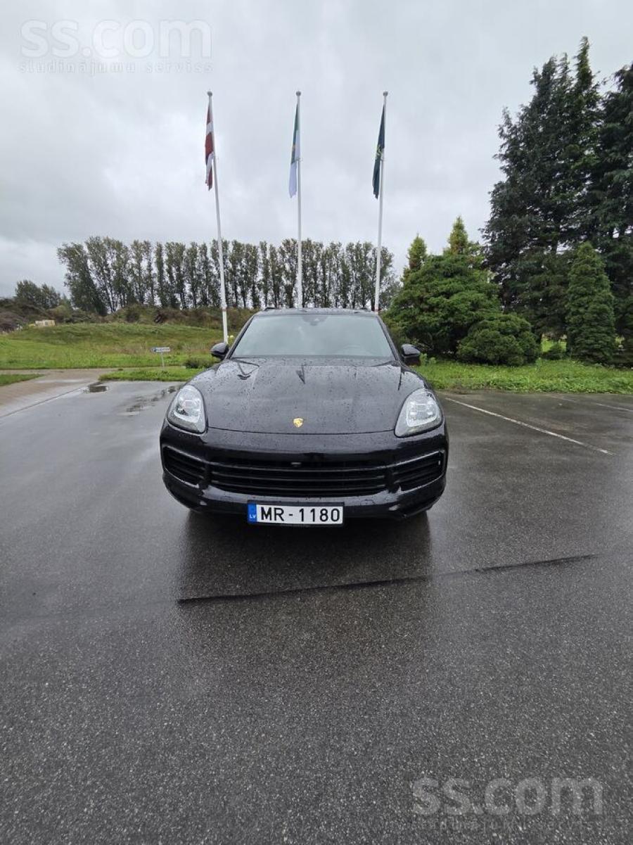 Black Porsche Cayenne 2019 in Riga, with an engine capacity of 3.00 L and mileage of 178 thousand km for 36000 €, photo 1 on AUTOMOTO.COM.LV