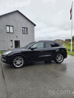 Black Porsche Cayenne 2019 in Riga, with an engine capacity of 3.00 L and mileage of 178 thousand km for 36000 €, photo 3 on AUTOMOTO.COM.LV