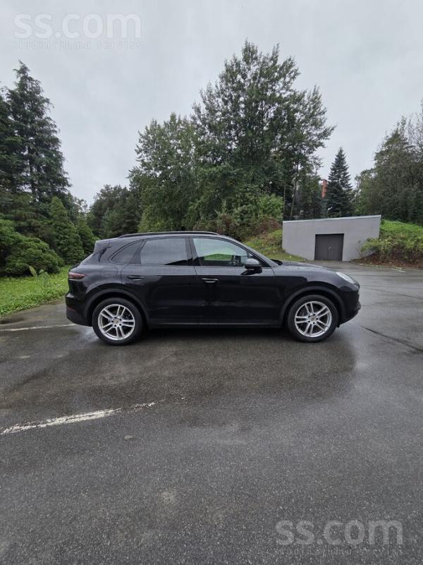 Melns Porsche Cayenne 2019 Rīga, ar dzinēja tilpumu 3.00 L un nobraukumu 178 tūkst. km par 36000 €, foto 4 vietnē AUTOMOTO.COM.LV