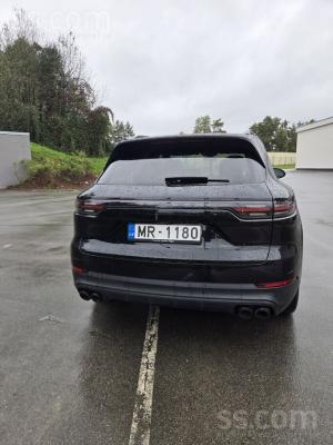 Black Porsche Cayenne 2019 in Riga, with an engine capacity of 3.00 L and mileage of 178 thousand km for 36000 €, photo 5 on AUTOMOTO.COM.LV