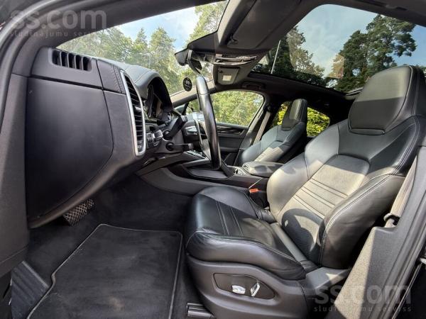 Black Porsche Cayenne 2020 in Riga, with an engine capacity of 3.00 L and mileage of 104 thousand km for 62000 €, photo 4 on AUTOMOTO.COM.LV
