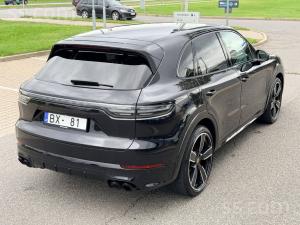 Black Porsche Cayenne 2020 in Riga, with an engine capacity of 3.00 L and mileage of 175 thousand km for 55900 €, photo 4 on AUTOMOTO.COM.LV