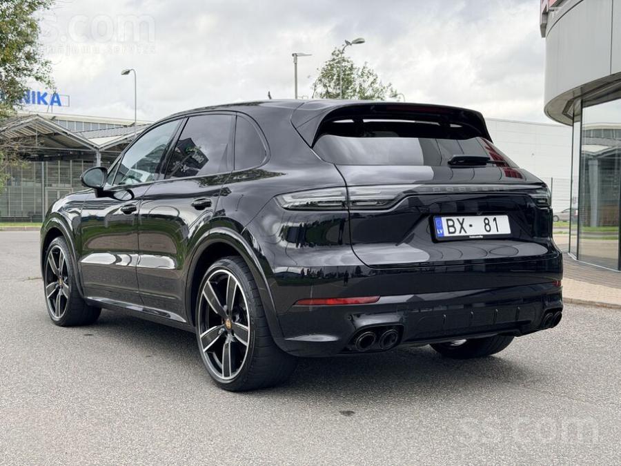 Black Porsche Cayenne 2020 in Riga, with an engine capacity of 3.00 L and mileage of 175 thousand km for 55900 €, photo 6 on AUTOMOTO.COM.LV