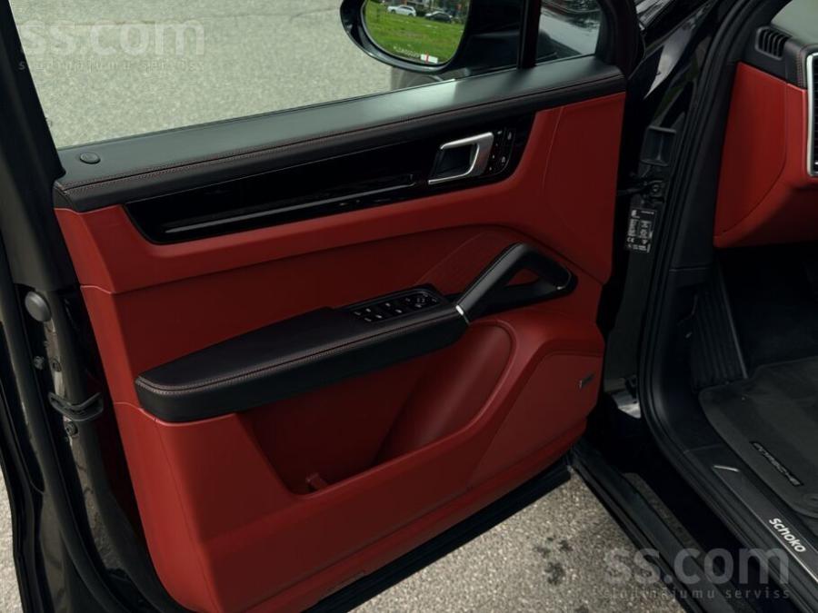 Black Porsche Cayenne 2020 in Riga, with an engine capacity of 3.00 L and mileage of 175 thousand km for 55900 €, photo 11 on AUTOMOTO.COM.LV