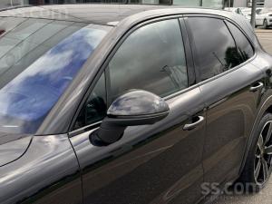 Black Porsche Cayenne 2020 in Riga, with an engine capacity of 3.00 L and mileage of 175 thousand km for 55900 €, photo 19 on AUTOMOTO.COM.LV