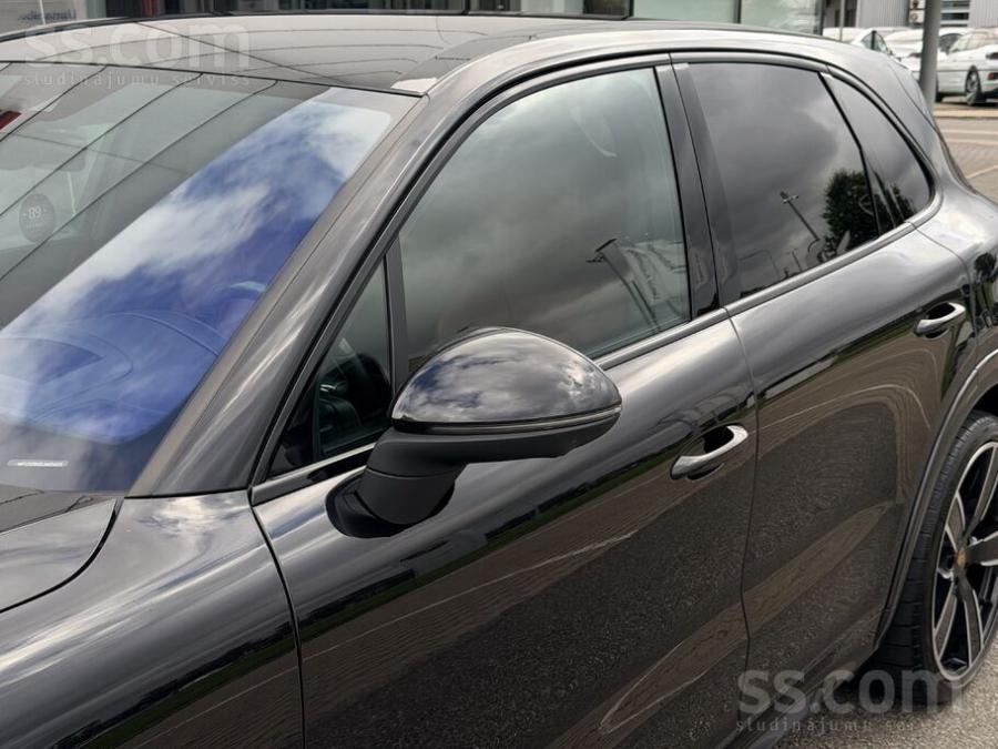 Black Porsche Cayenne 2020 in Riga, with an engine capacity of 3.00 L and mileage of 175 thousand km for 55900 €, photo 19 on AUTOMOTO.COM.LV