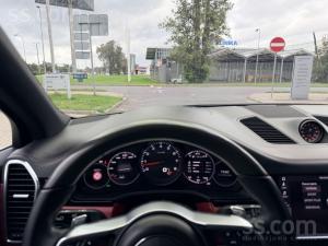 Black Porsche Cayenne 2020 in Riga, with an engine capacity of 3.00 L and mileage of 175 thousand km for 55900 €, photo 23 on AUTOMOTO.COM.LV