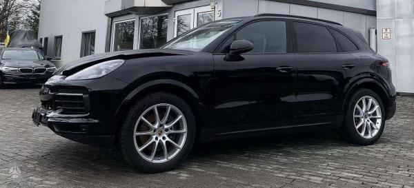 Melns Porsche Cayenne 2021 Panevēža, ar dzinēja tilpumu 3.00 L un nobraukumu 55 tūkst. km par 36800 €, foto 2 vietnē AUTOMOTO.COM.LV
