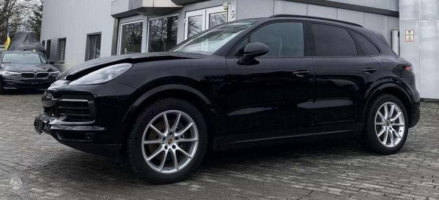 Melns Porsche Cayenne 2021 Panevēža, ar dzinēja tilpumu 3.00 L un nobraukumu 55 tūkst. km par 36800 €, foto 2 vietnē AUTOMOTO.COM.LV