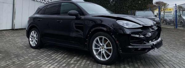 Melns Porsche Cayenne 2021 Panevēža, ar dzinēja tilpumu 3.00 L un nobraukumu 55 tūkst. km par 36800 €, foto 5 vietnē AUTOMOTO.COM.LV