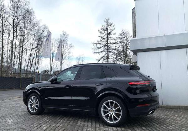 Melns Porsche Cayenne 2021 Panevēža, ar dzinēja tilpumu 3.00 L un nobraukumu 55 tūkst. km par 36800 €, foto 9 vietnē AUTOMOTO.COM.LV