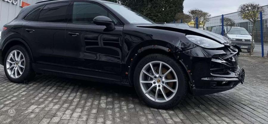 Melns Porsche Cayenne 2021 Panevēža, ar dzinēja tilpumu 3.00 L un nobraukumu 55 tūkst. km par 36800 €, foto 10 vietnē AUTOMOTO.COM.LV