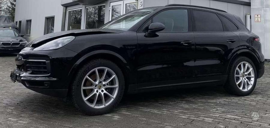 Melns Porsche Cayenne 2021 Panevēža, ar dzinēja tilpumu 3.00 L un nobraukumu 55 tūkst. km par 36800 €, foto 11 vietnē AUTOMOTO.COM.LV