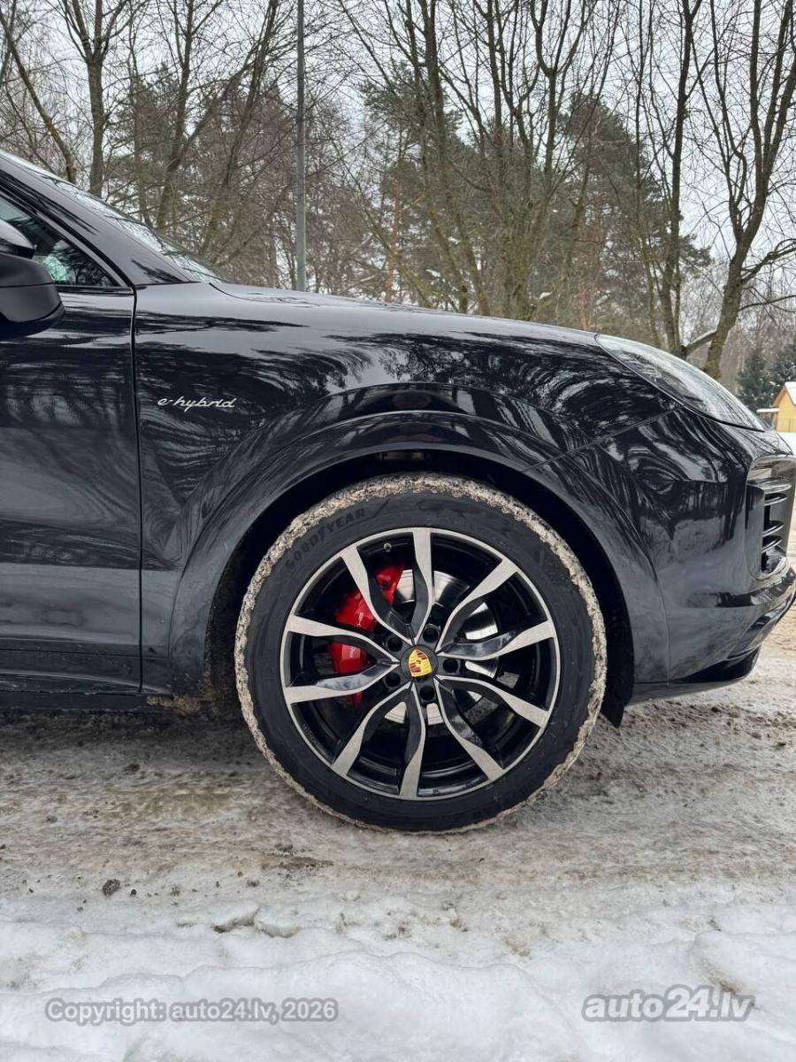 Black Porsche Cayenne 2021 in Tallinn, with an engine capacity of 3.00 L and mileage of 130 thousand km for 68000 €, photo 8 on AUTOMOTO.COM.LV