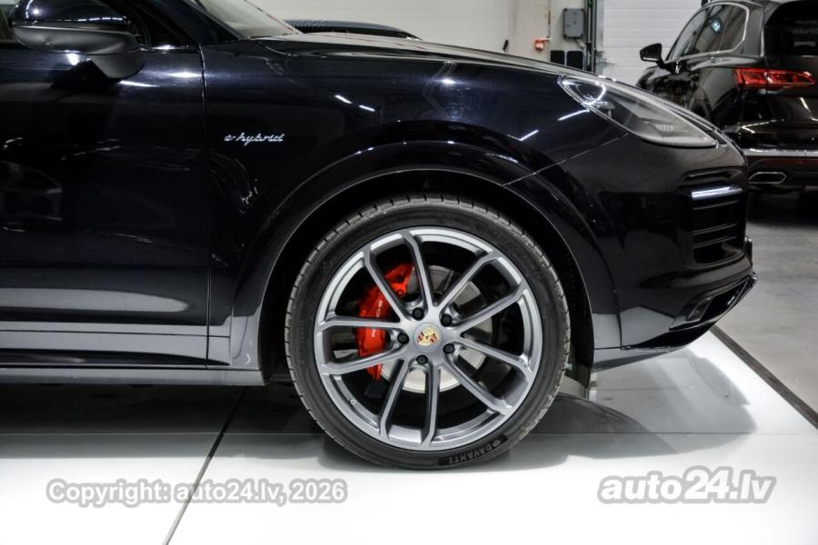 Black Porsche Cayenne 2021 in Tallinn, with an engine capacity of 3.00 L and mileage of 133 thousand km for 62000 €, photo 4 on AUTOMOTO.COM.LV