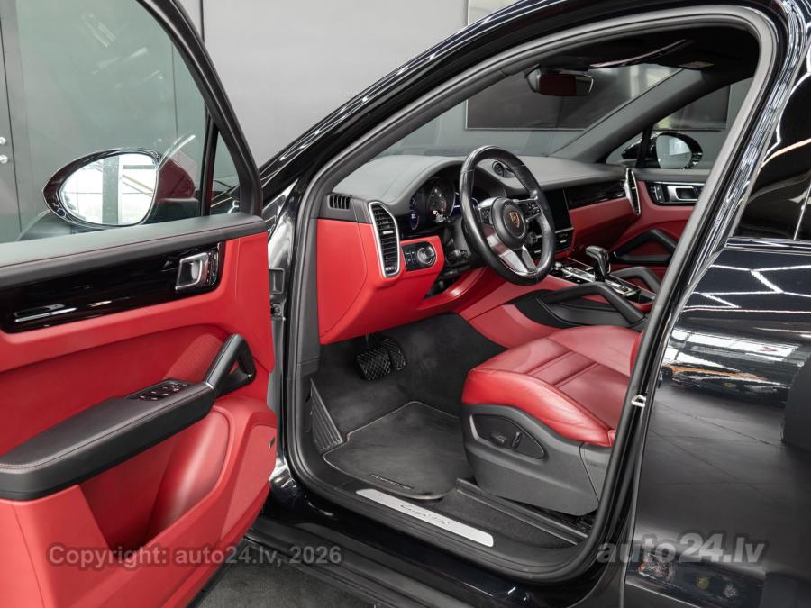 Black Porsche Cayenne 2021 in Tallinn, with an engine capacity of 3.00 L and mileage of 34 thousand km for 81990 €, photo 5 on AUTOMOTO.COM.LV