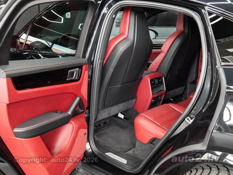 Black Porsche Cayenne 2021 in Tallinn, with an engine capacity of 3.00 L and mileage of 34 thousand km for 81990 €, photo 14 on AUTOMOTO.COM.LV