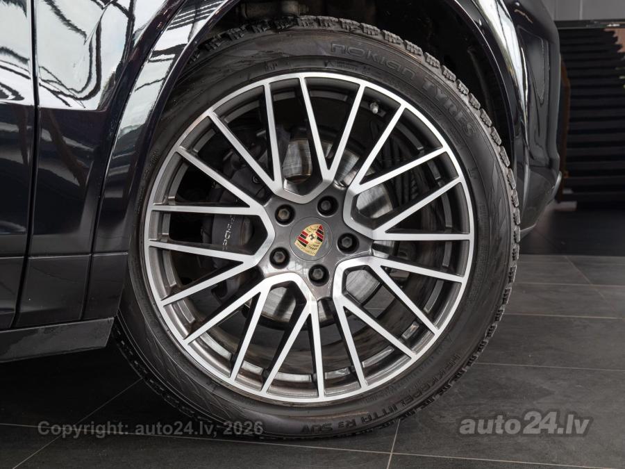 Black Porsche Cayenne 2021 in Tallinn, with an engine capacity of 3.00 L and mileage of 34 thousand km for 81990 €, photo 16 on AUTOMOTO.COM.LV