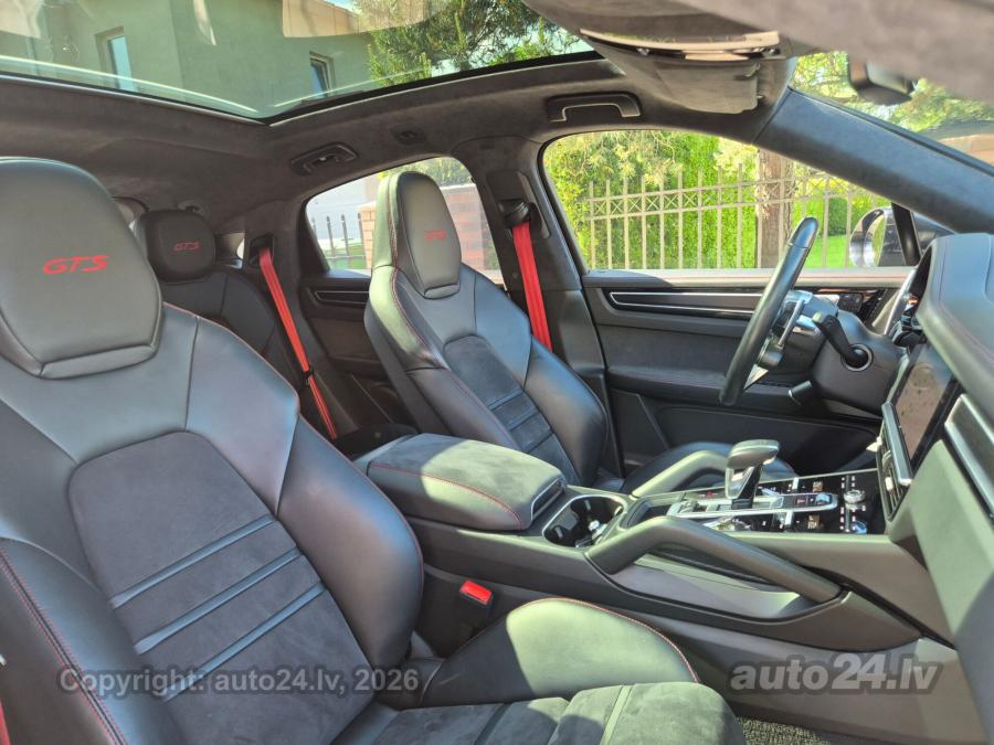 Black Porsche Cayenne 2021 in Tallinn, with an engine capacity of 4.00 L and mileage of 155 thousand km for 73290 €, photo 14 on AUTOMOTO.COM.LV