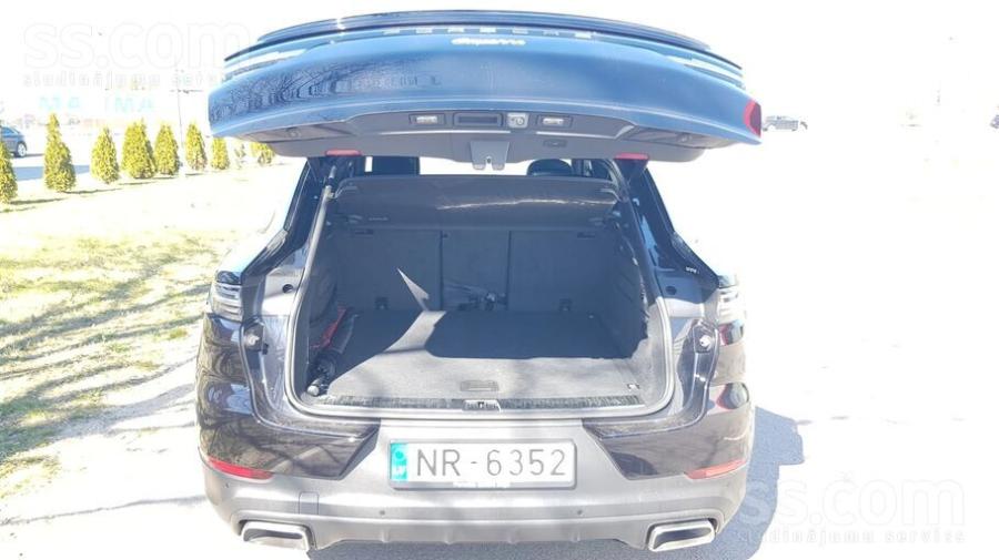 Melns Porsche Cayenne 2021 Rīga, ar dzinēja tilpumu 3.00 L un nobraukumu 69 tūkst. km par 60000 €, foto 8 vietnē AUTOMOTO.COM.LV