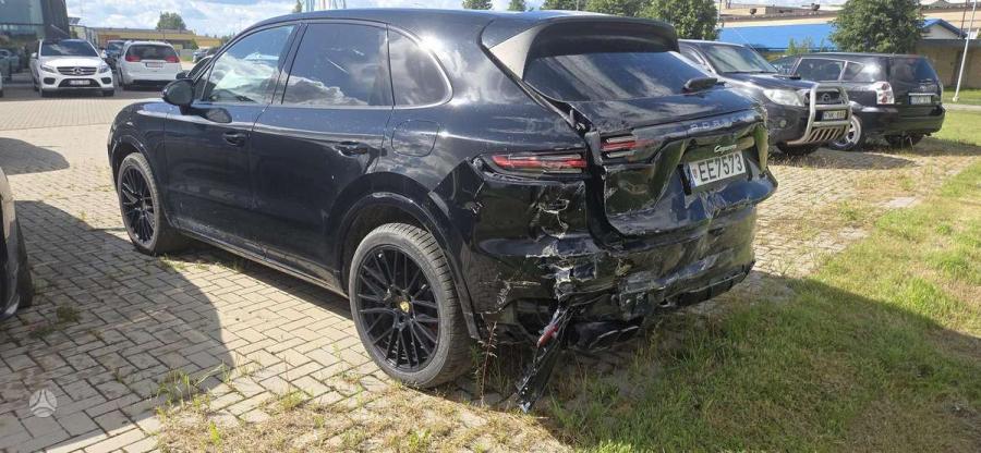 Melns Porsche Cayenne 2021 Šauļi, ar dzinēja tilpumu 3.00 L un nobraukumu 85 tūkst. km par 39000 €, foto 6 vietnē AUTOMOTO.COM.LV