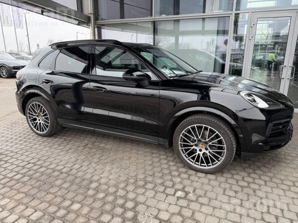 Black Porsche Cayenne 2022 in Riga, with an engine capacity of 3.00 L and mileage of 29 thousand km for 69900 €, photo 1 on AUTOMOTO.COM.LV
