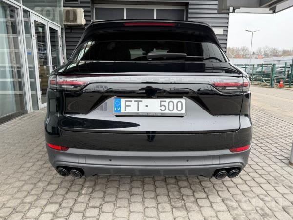 Black Porsche Cayenne 2022 in Riga, with an engine capacity of 3.00 L and mileage of 29 thousand km for 69900 €, photo 3 on AUTOMOTO.COM.LV