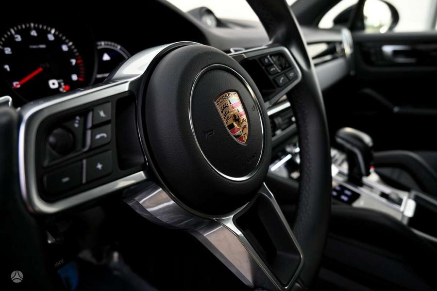 Melns Porsche Cayenne 2022 Kretinga, ar dzinēja tilpumu 3.00 L un nobraukumu 34 tūkst. km par 71999 €, foto 24 vietnē AUTOMOTO.COM.LV