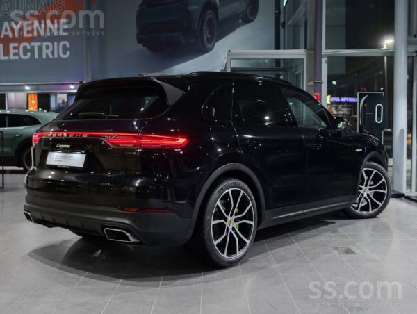 Black Porsche Cayenne 2022 in Riga, with an engine capacity of 3.00 L and mileage of 60 thousand km for 66900 €, photo 3 on AUTOMOTO.COM.LV