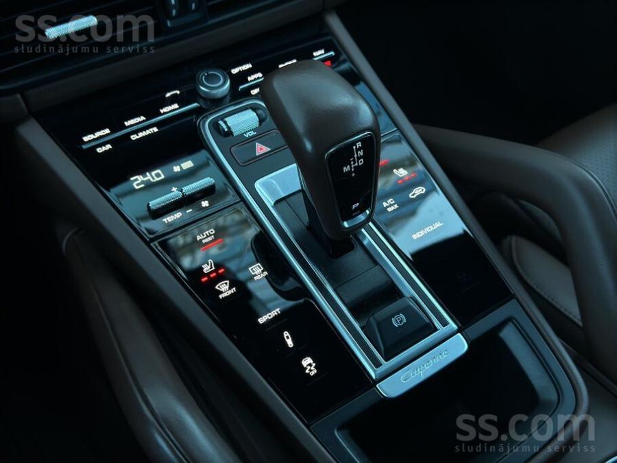 Black Porsche Cayenne 2022 in Riga, with an engine capacity of 3.00 L and mileage of 47 thousand km for 62900 €, photo 10 on AUTOMOTO.COM.LV