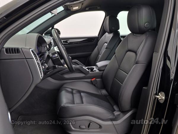 Black Porsche Cayenne 2022 in Tallinn, with an engine capacity of 3.00 L and mileage of 56 thousand km for 59000 €, photo 10 on AUTOMOTO.COM.LV