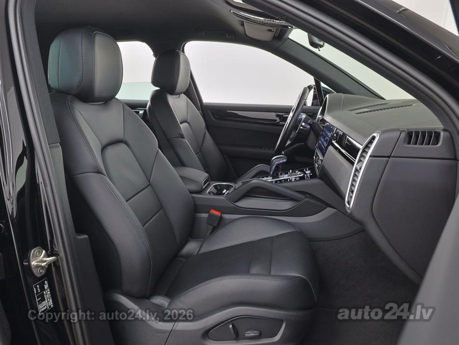 Black Porsche Cayenne 2022 in Tallinn, with an engine capacity of 3.00 L and mileage of 56 thousand km for 59000 €, photo 12 on AUTOMOTO.COM.LV