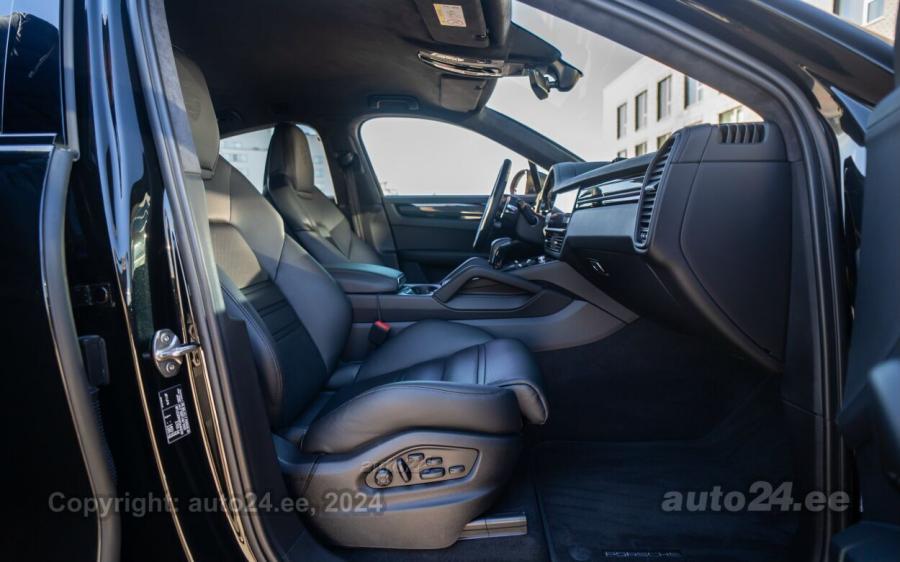 Melns Porsche Cayenne 2023 Tartu, ar dzinēja tilpumu 4.00 L un nobraukumu 48 tūkst. km par 189700 €, foto 11 vietnē AUTOMOTO.COM.LV