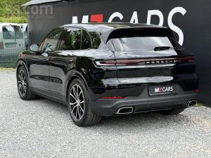 Black Porsche Cayenne 2023 in Riga, with an engine capacity of 3.00 L and mileage of 40 thousand km for 76990 €, photo 4 on AUTOMOTO.COM.LV