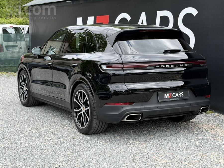 Black Porsche Cayenne 2023 in Riga, with an engine capacity of 3.00 L and mileage of 40 thousand km for 76990 €, photo 4 on AUTOMOTO.COM.LV
